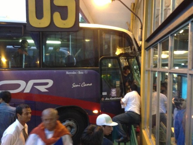 Bus colisionó con ventanal del terminal de Valparaíso - Cooperativa.cl