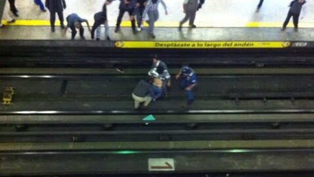 Persona es rescatada desde la vía del Metro Universidad de Chile ...