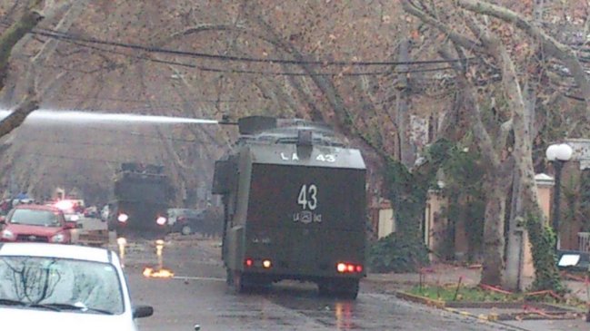 Carabineros controla desórdenes frente a cuartel de la PDI en Providencia - Cooperativa.cl
