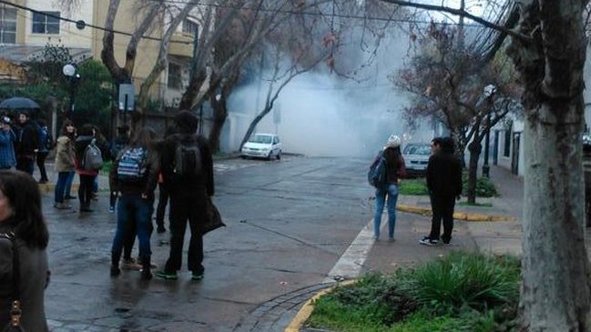 Carabineros controla desórdenes frente a cuartel de la PDI en Providencia - Cooperativa.cl