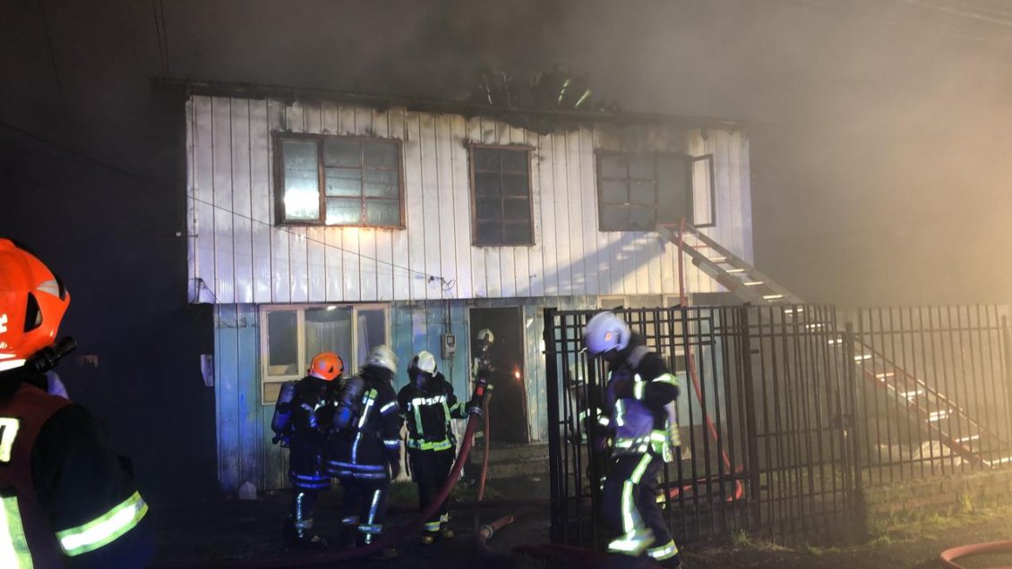 Hombre saltó desde un segundo piso para escapar de una casa en llamas - Cooperativa.cl