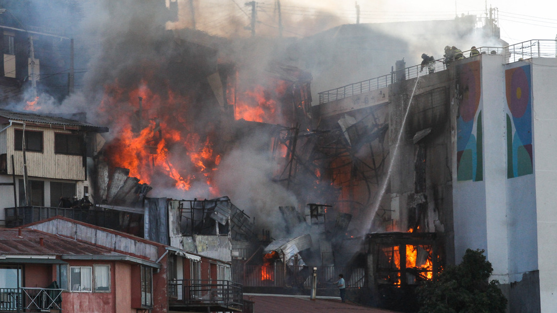 [Fotos] Bomberos combate gran incendio en el Cerro Monjas de Valparaíso ...