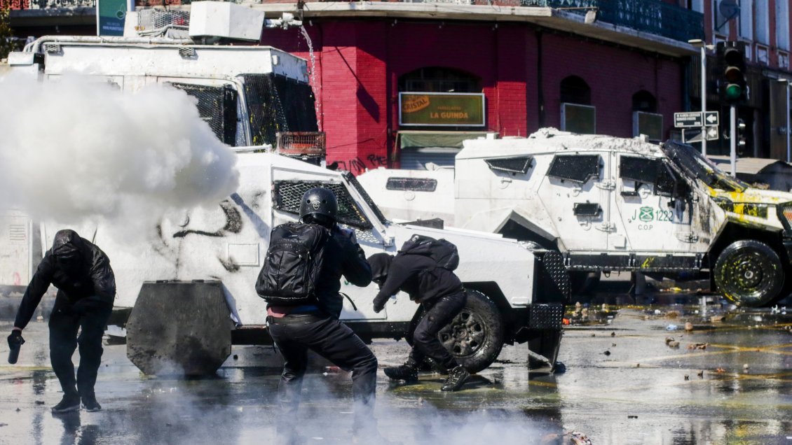 [Fotos] Incidentes entre encapuchados y Carabineros en marcha ...