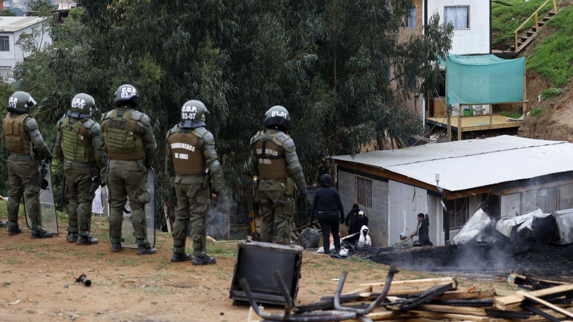 Carabineros fueron atacados con bombas molotov en desalojo de toma en Viña - Cooperativa.cl