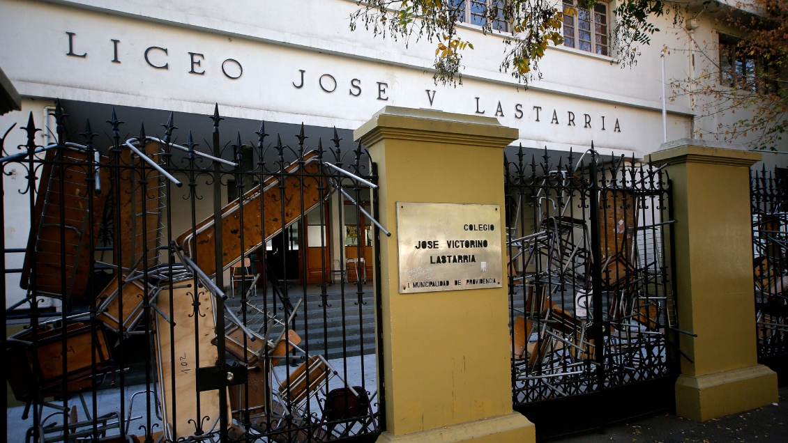 "Más de 100 tablets, proyectores y notebooks sustraídos" en toma del Liceo Lastarria ...