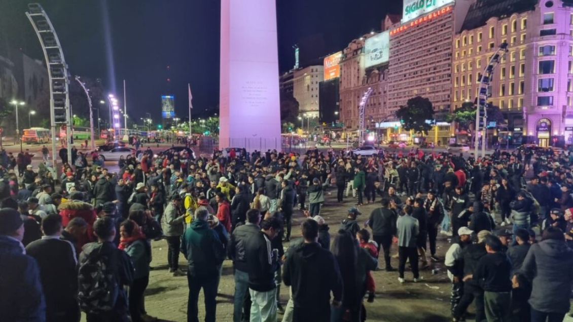 [VIDEO] Hinchas de Colo Colo protagonizaron banderazo en Buenos Aires ...