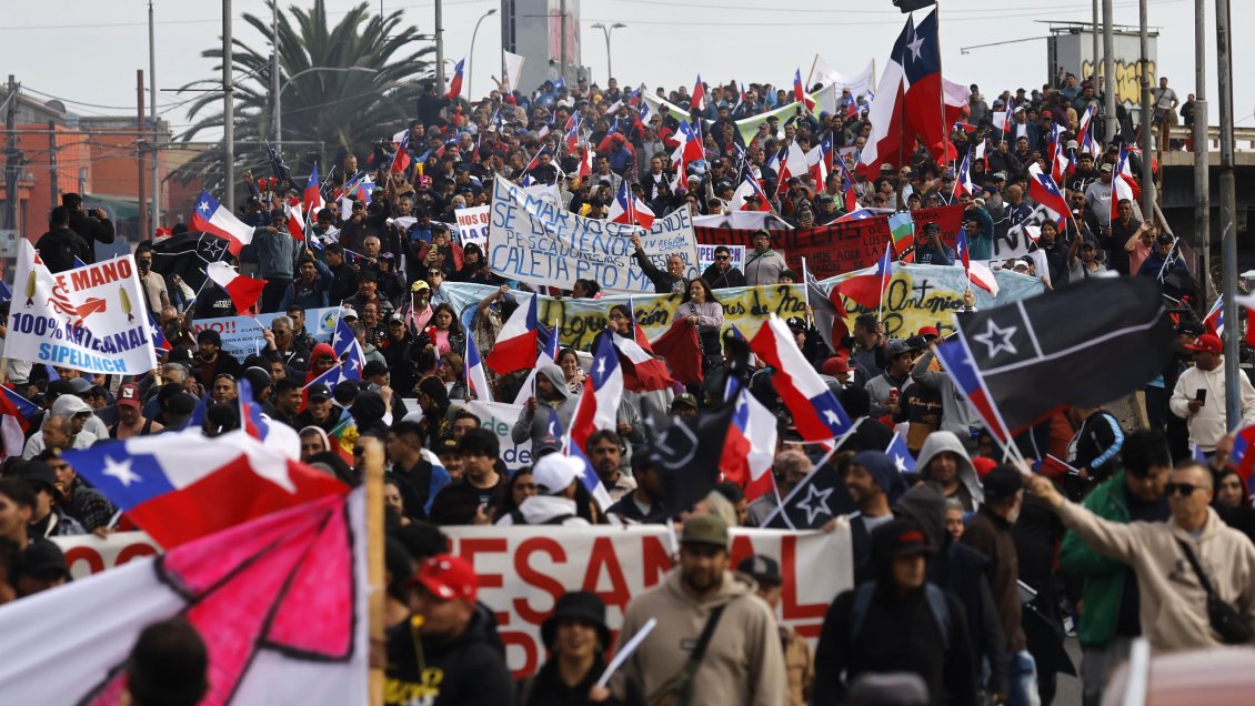 Pescadores protestan en frontis del Congreso por Ley de Fraccionamiento ...