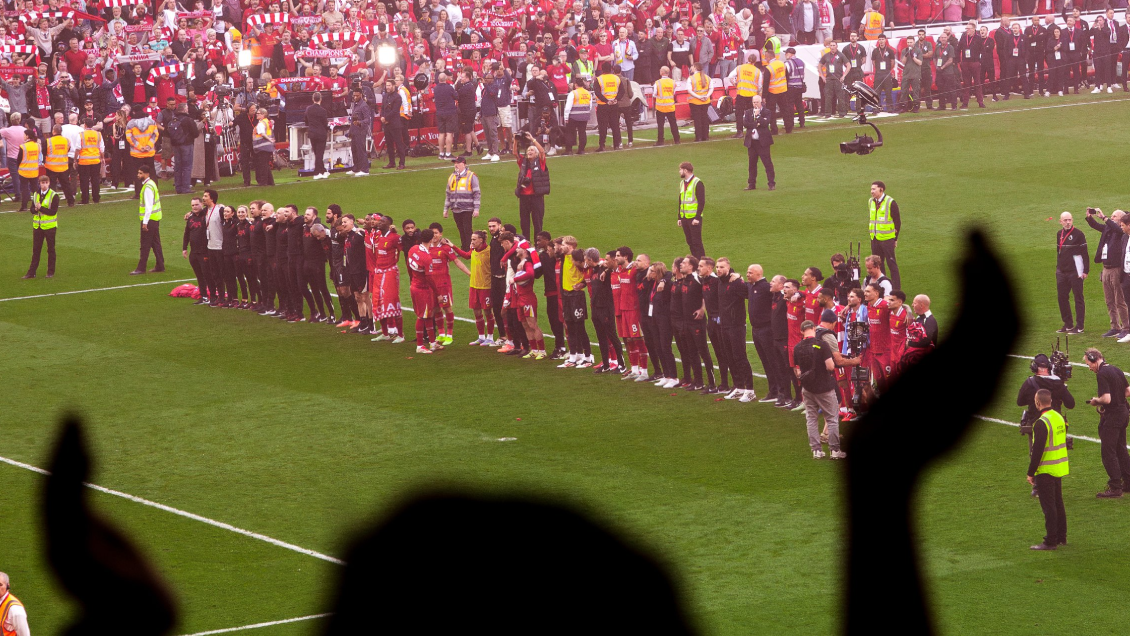 [VIDEO] ¡Emotivo! El "You'll Never Walk Alone" resonó en Anfield tras ...