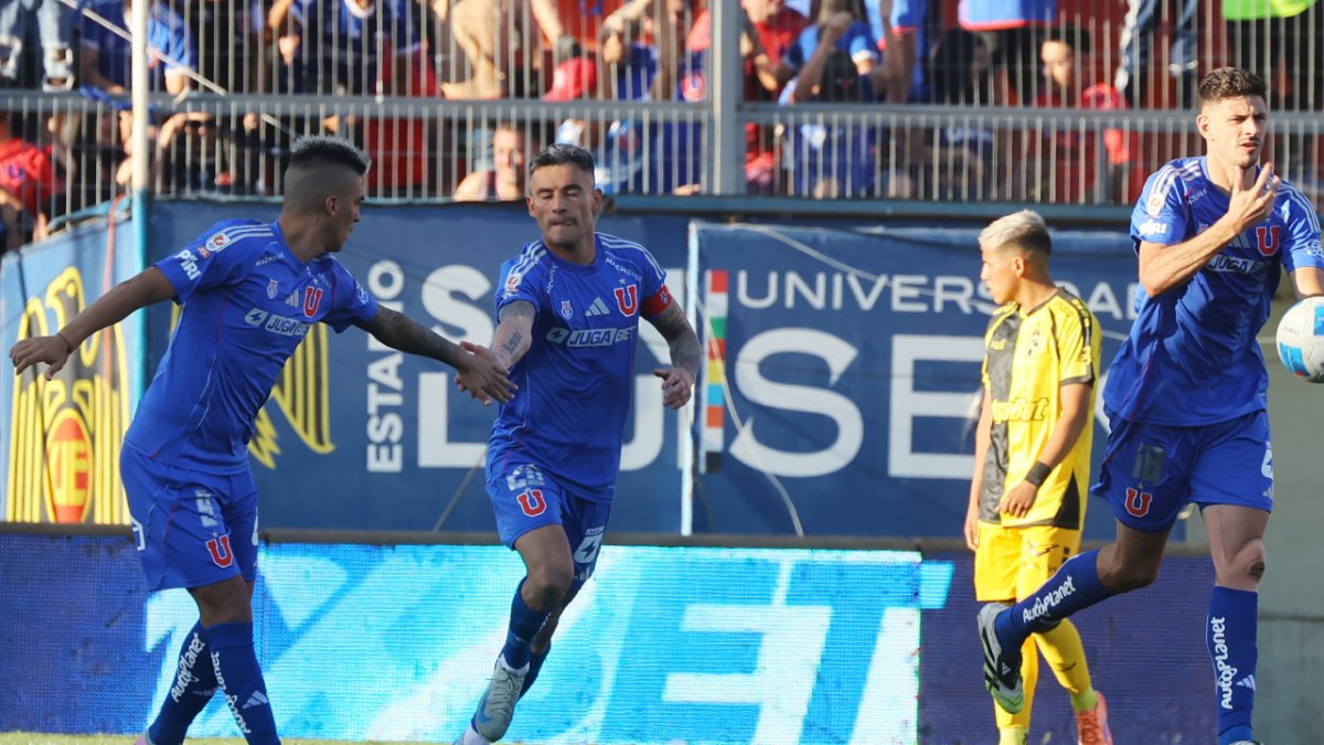 [VIDEO] Aránguiz perdió un penal ante el "Mono" Sánchez y en el rebote ...