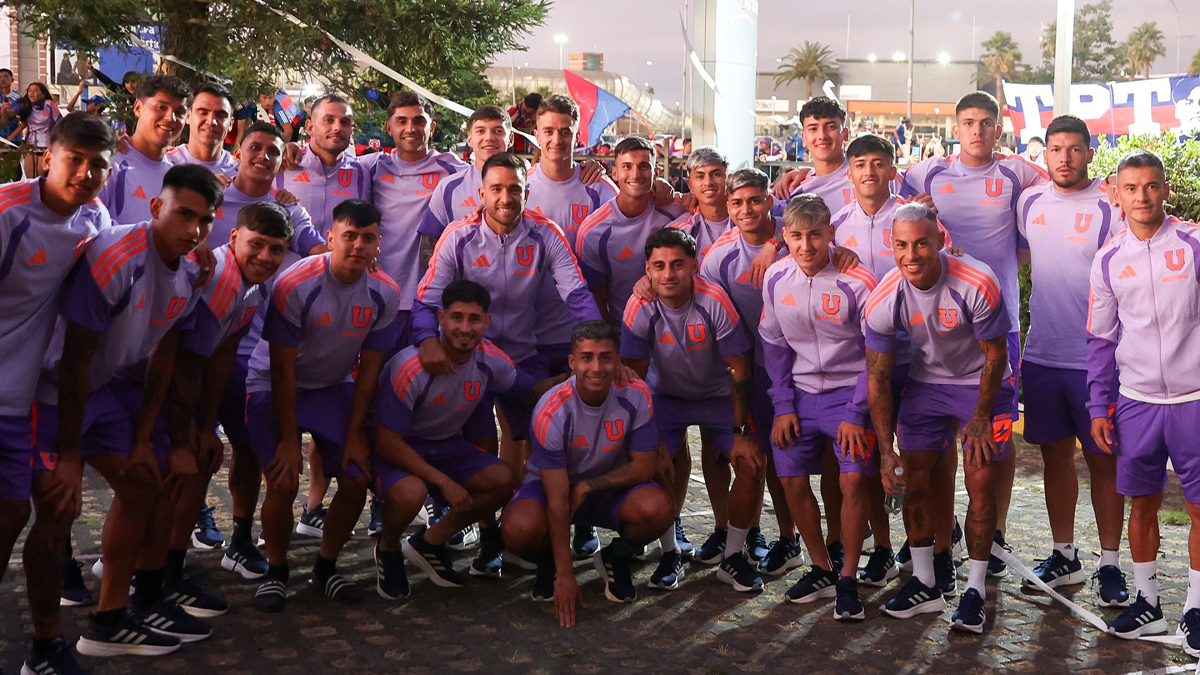 [Fotos] La U recibió el apoyo de su gente con banderazo antes de ...