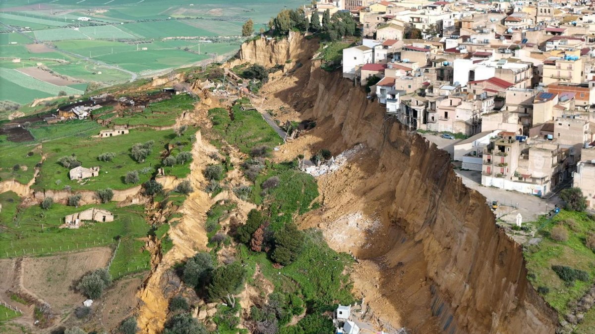 Pueblo siciliano quedó al borde de un barranco por un deslizamiento de ...
