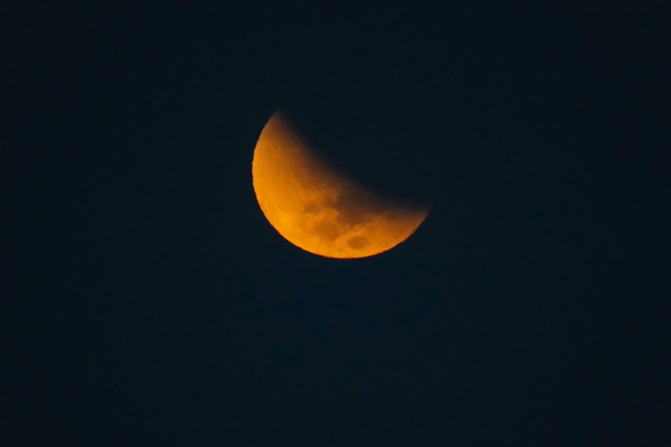 [Fotos] "Luna de sangre": así se vio en Chile el eclipse lunar parcial ...