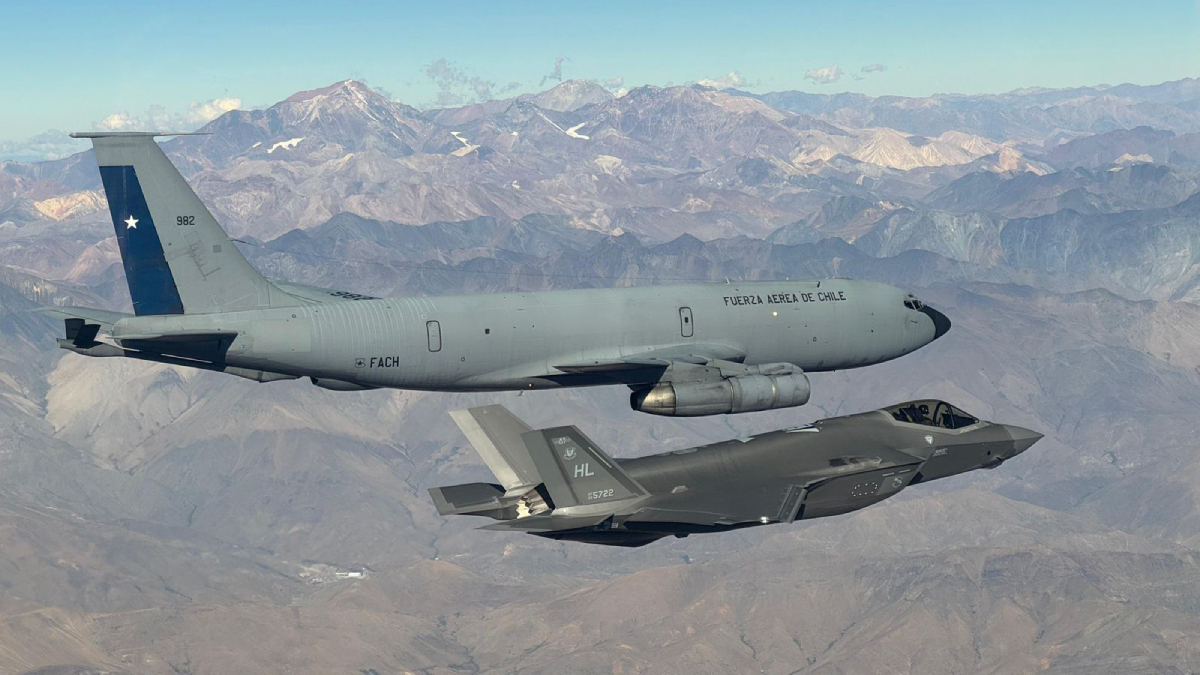 [Video] ¿El futuro caza nacional? FACh abasteció en el aire a los F-35 ...