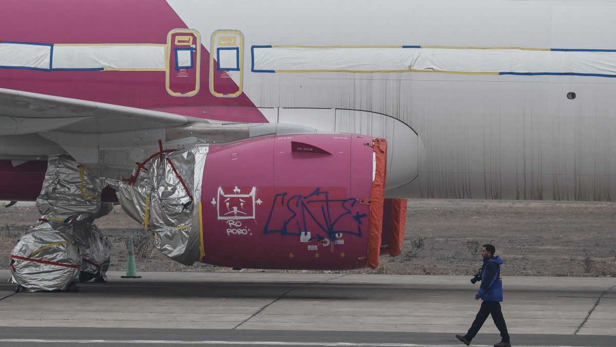 [Fotos] Vulneraron seguridad del aeropuerto para rayar un avión de ...