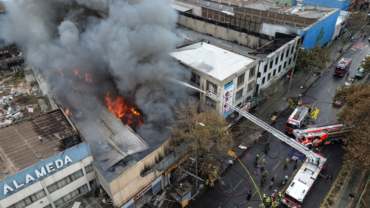 Incendio destruye al menos a tres locales comerciales en la Alameda ...