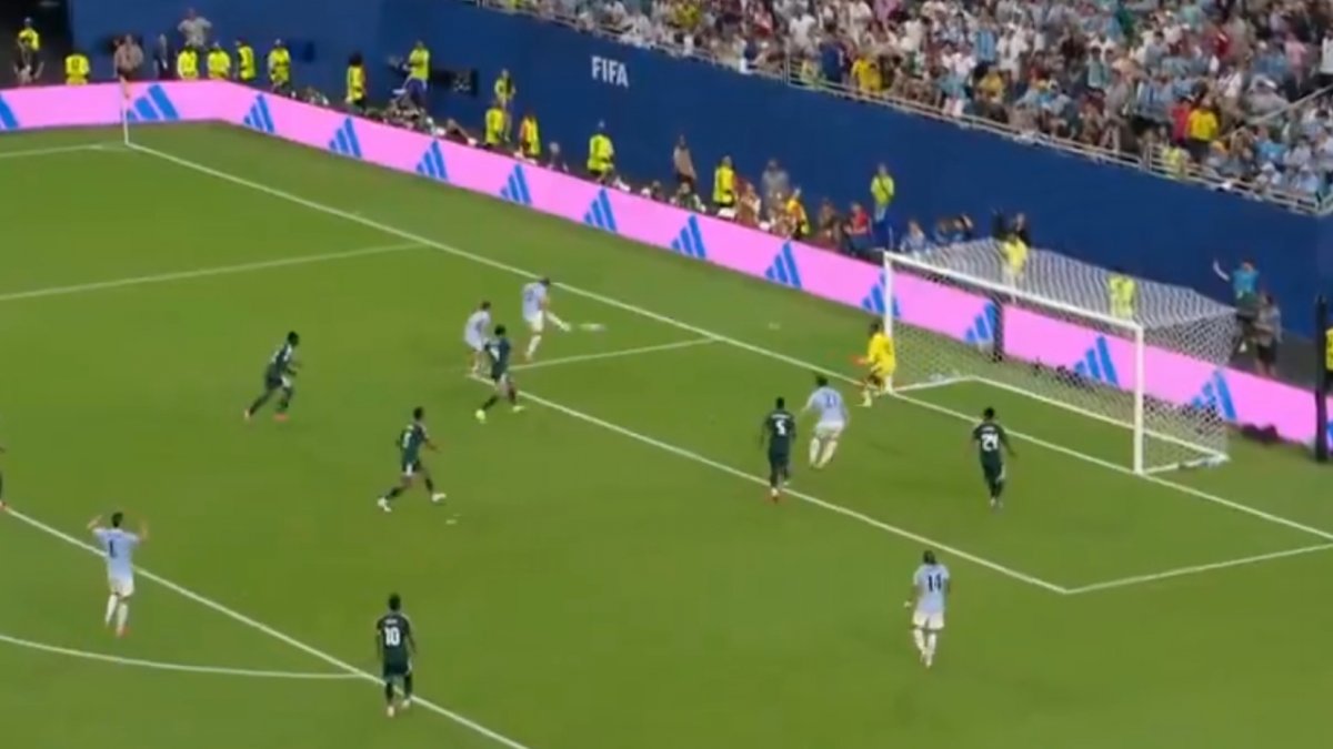 Uruguay empujó y encontró el empate ante Arabia Saudita con gol de Maxi ...